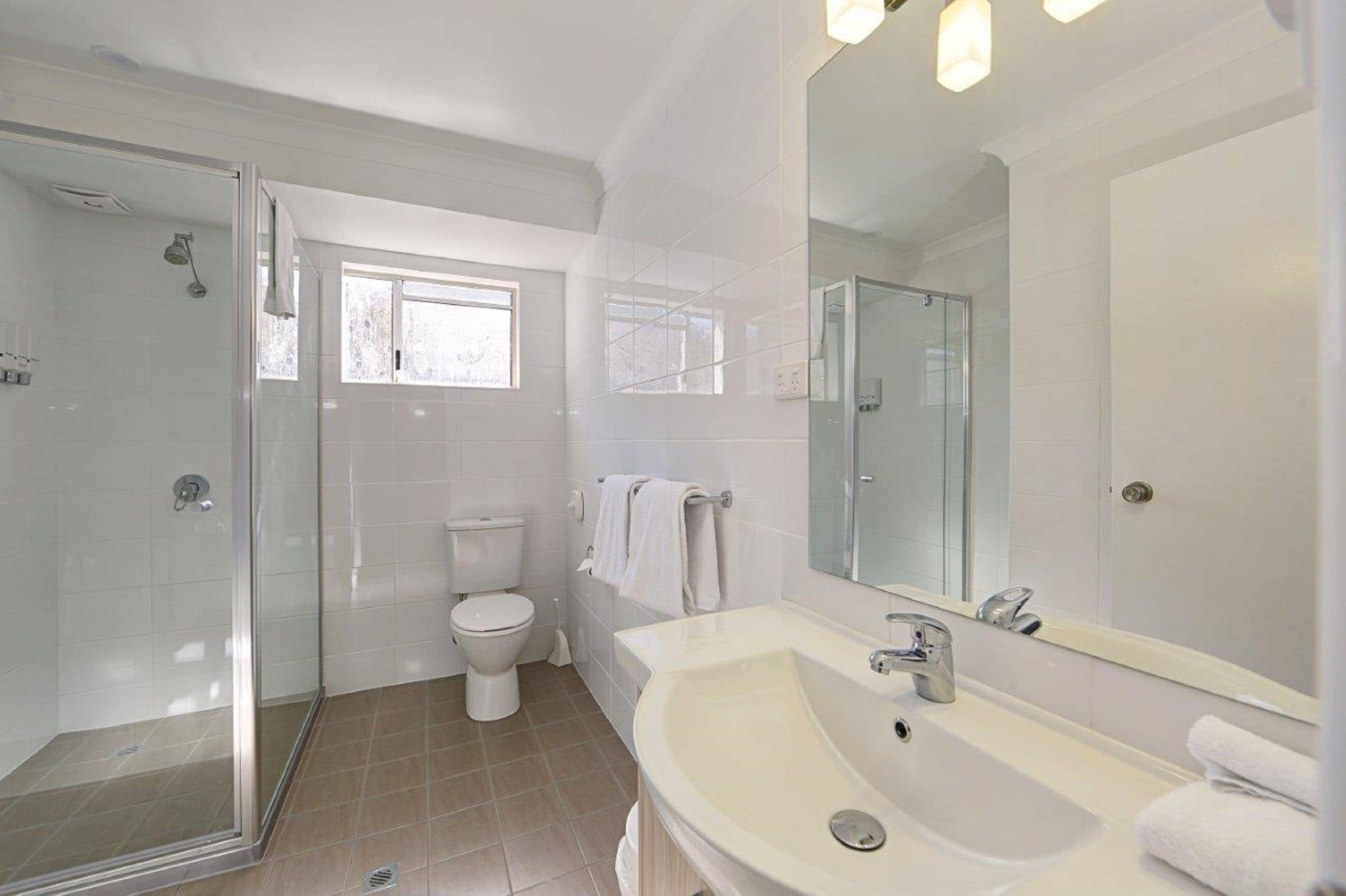 Quarto (Self Contained Unit) | Banheiro | Chuveiro, produtos de toalete grátis, secador de cabelo 