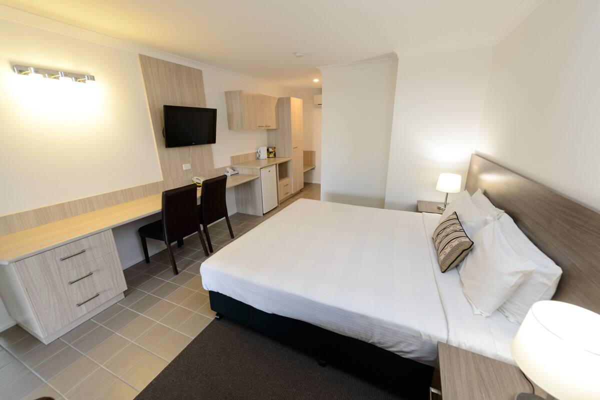 Frigobar, escrivaninha, espaço de trabalho para notebook