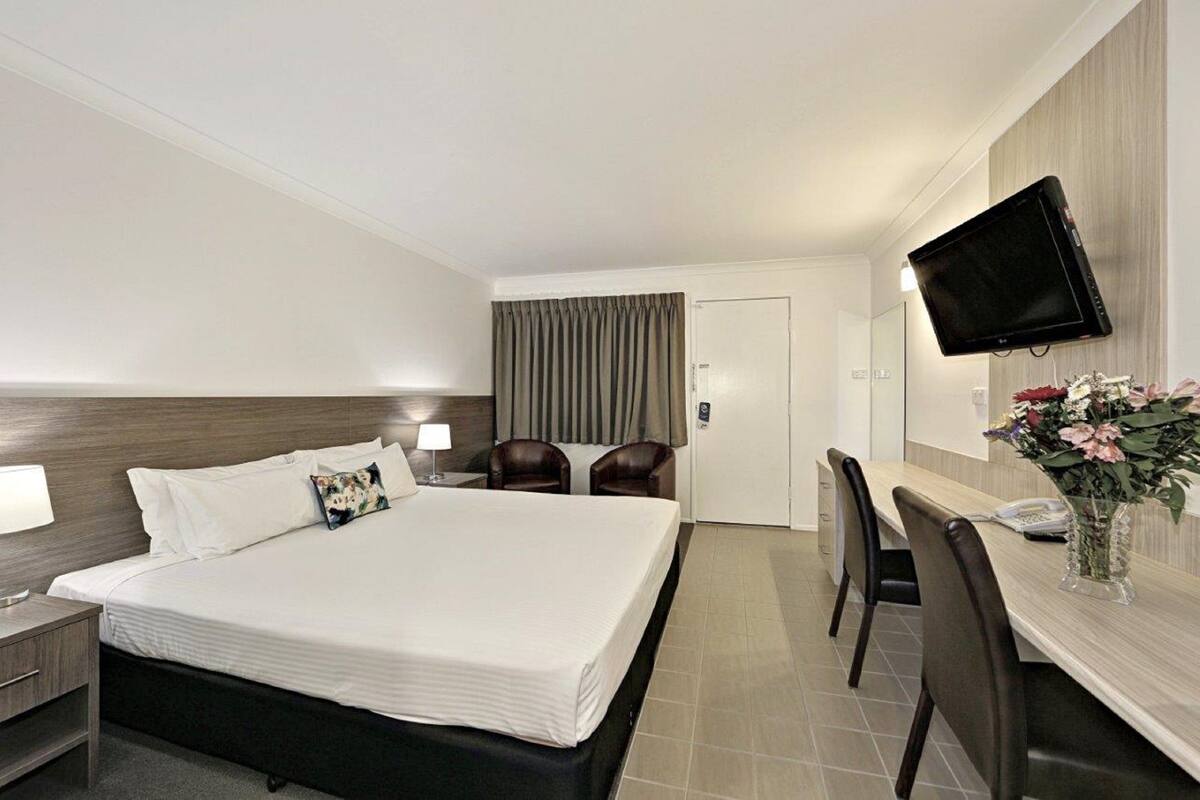 Frigobar, escrivaninha, espaço de trabalho para notebook