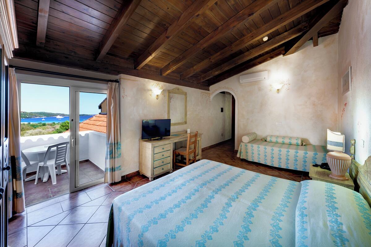 Quarto Triplo, vista para o mar | Minibar, cofre no quarto, secretária, Wi-fi grátis