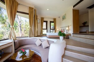 Hillside Chalet Deluxe Private with Bathtub | Roupas de cama premium, frigobar, escrivaninha, cortinas blackout