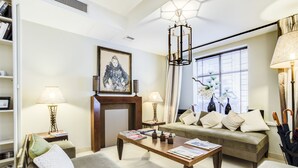 Uma sala de estar moderna com sofá, poltronas, mesa de centro e lareira.