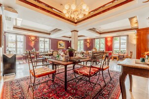 2 restaurantes, pequenos-almoços servidos, cozinha internacional 