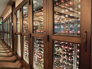 2 restaurantes, que servem almoços, jantares, também cozinha americana