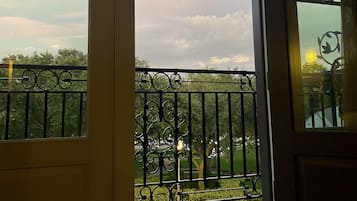 Quarto premium, 1 cama King, vista para o parque | Sacada
