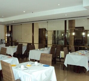 2 restaurantes, com serviço de almoço e jantar; culinária brasileira