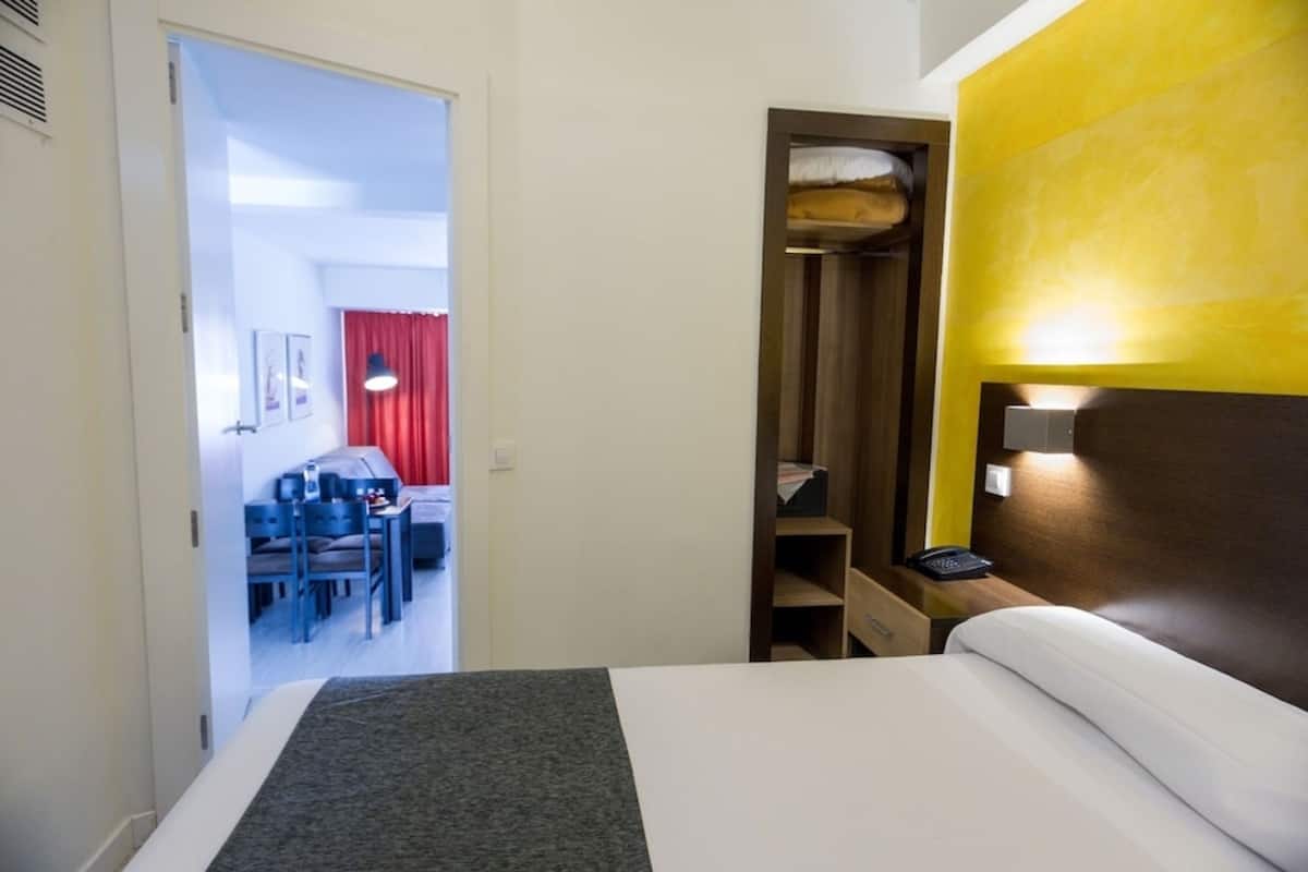 1 quarto, cofre no quarto, cortinas/cortinados opacos