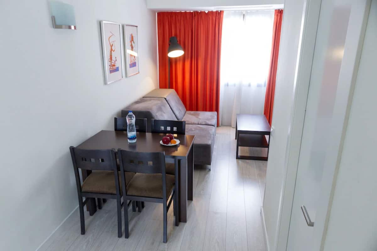 1 quarto, cofre no quarto, cortinas/cortinados opacos
