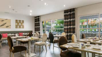 Café da manhã com buffet diário (EUR 10 por pessoa)