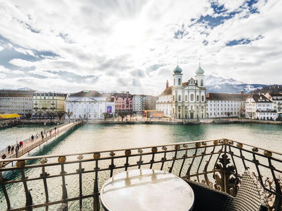 Minibar, cofre no quarto, com decoração personalizada