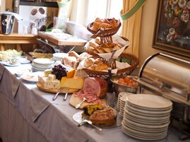 Café da manhã com buffet todos os dias mediante uma taxa
