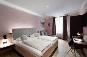 Quarto casal superior | Roupas de cama antialérgicas, cofres nos quartos, cortinas blackout