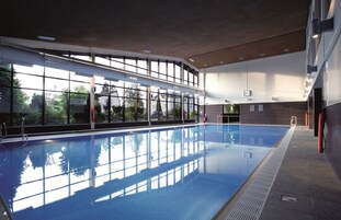 Piscina interna, espreguiçadeiras