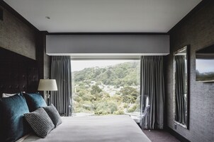 Suite, várias camas, vista para o porto | Roupa de alta qualidade, minibar, cofre no quarto, secretária 