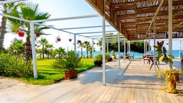 Uma praia privada, espreguiçadeiras, toalhas de praia