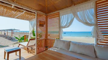 Uma praia privada, espreguiçadeiras, guarda-sóis de praia