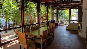 Área de estar no saguão