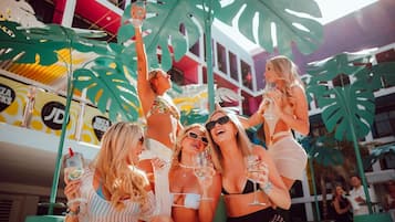 2 piscinas exteriores