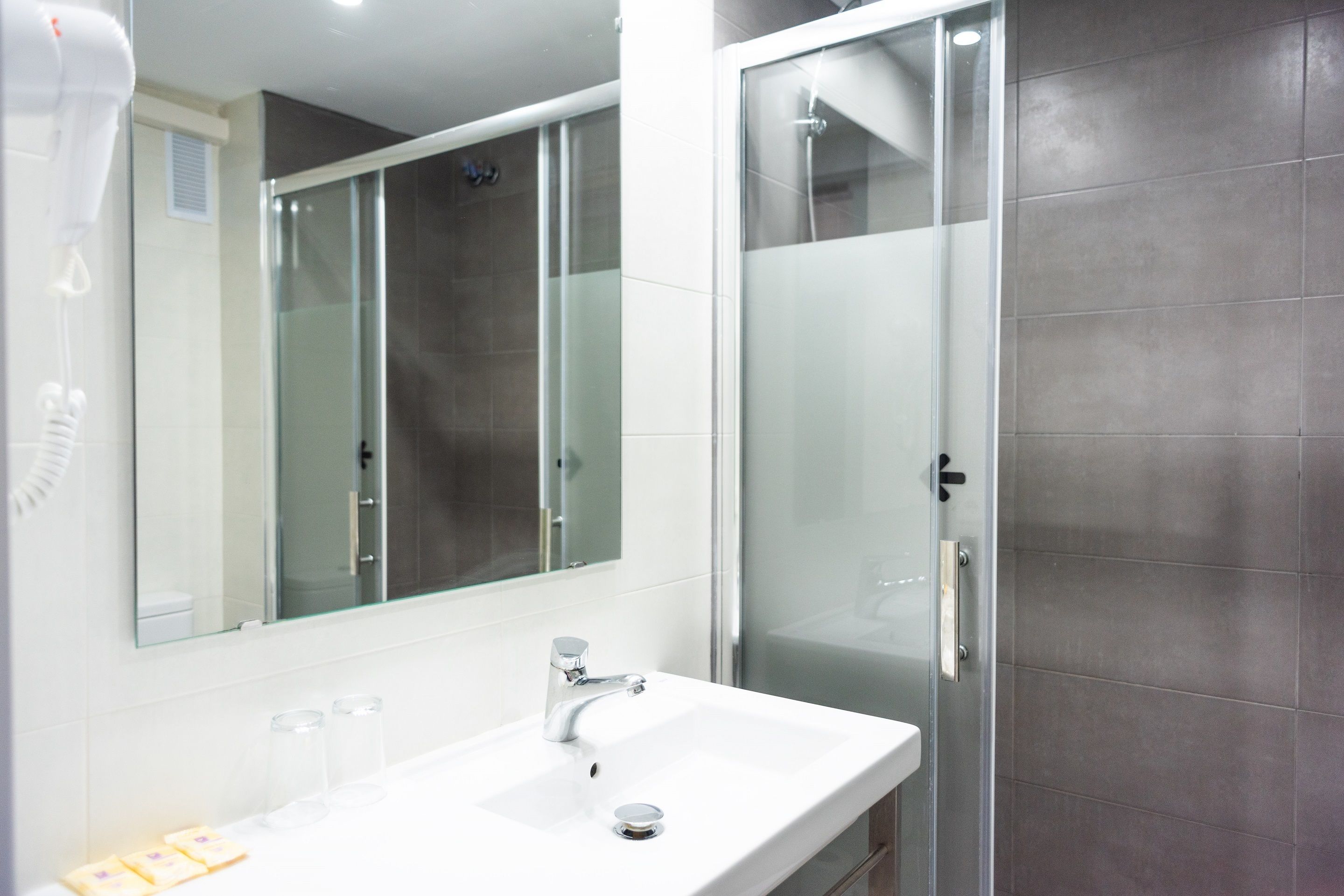 Chuveiro, toalhas de banho