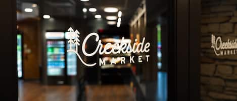 Placa para Creekside Market, com logotipo e texto.