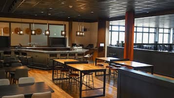 2 restaurantes, café da manhã, culinária americana