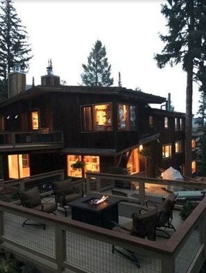 Fachada da propriedade à noite