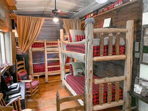 Cabana de Madeira Familiar | Com decoração personalizada, com mobília individualizada 