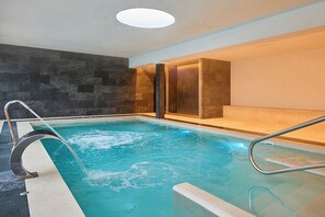 Sauna, banheira de hidromassagem 
