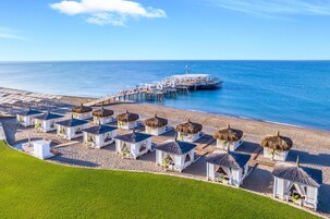 Uma praia privada, toldos de praia (sobretaxa), espreguiçadeiras 