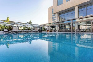 Piscina externa sazonal, funciona das 10h às 18h, guarda-sóis