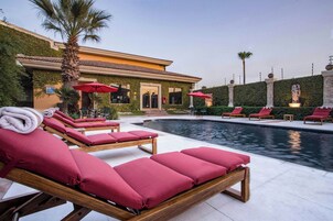 Piscina exterior, da(s) 10:00 à(s) 18:00, espreguiçadeiras 