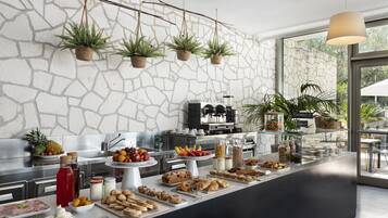 Café da manhã com buffet grátis todos os dias