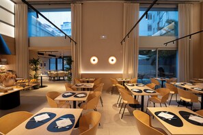 Café da manhã com buffet durante a semana (EUR 15.50 por pessoa) 