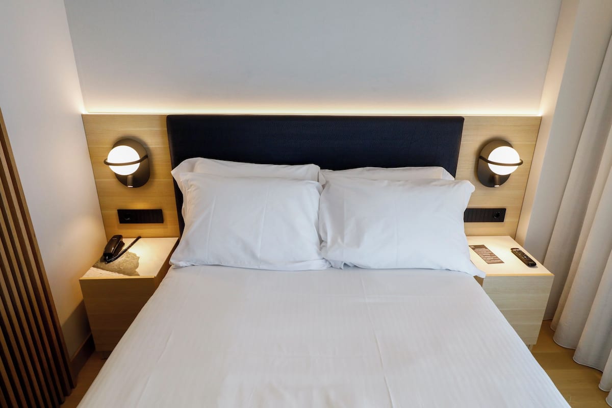 Frigobar, cofres nos quartos, escrivaninha, cortinas blackout