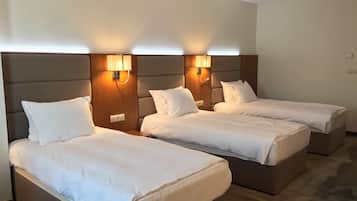 Quarto Standard, 3 camas individuais | Minibar, cofre no quarto, secretária, cortinas/cortinados opacos