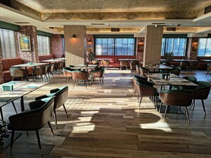 2 restaurantes, café da manhã, culinária internacional