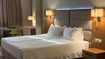 Quarto executivo, 1 cama King | Frigobar, cofres nos quartos, escrivaninha, cortinas blackout