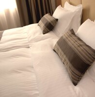 Quarto Standard, 1 cama king-size | Minibar, cofre no quarto, secretária, cortinas/cortinados opacos 