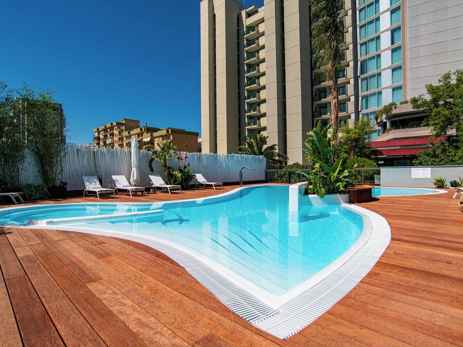 Piscina externa sazonal, funciona das 10h às 19h, guarda-sóis