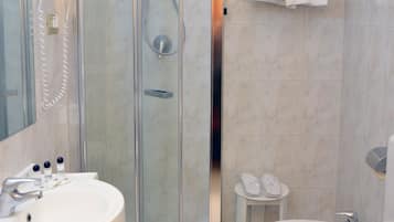 Quarto Triplo | Casa de banho | Um polibã, um secador de cabelo, um bidé, toalhas fornecidas