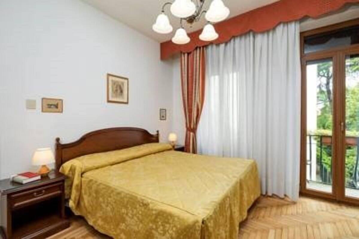 Cofres nos quartos, escrivaninha, cortinas blackout, berços (sobretaxa)