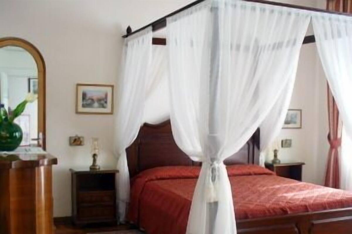 Cofres nos quartos, escrivaninha, cortinas blackout, berços (sobretaxa)