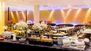 Café da manhã com buffet todos os dias mediante uma taxa