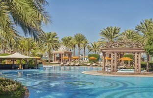 2 piscinas exteriores, guarda-sóis, espreguiçadeiras