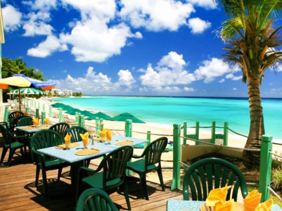 Pequenos-almoços, almoços, jantares servidos, com vista para o oceano