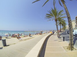 Perto da praia, espreguiçadeiras, guarda-sóis de praia 