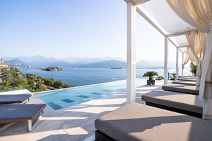 Piscina exterior sazonal, guarda-sóis, espreguiçadeiras 