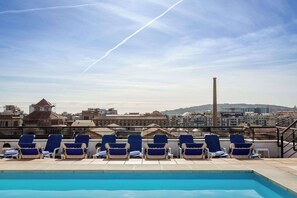 Piscina externa, espreguiçadeiras