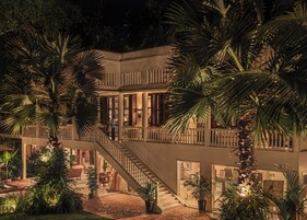 Pequenos-almoços, almoços, jantares servidos, com vista para o jardim