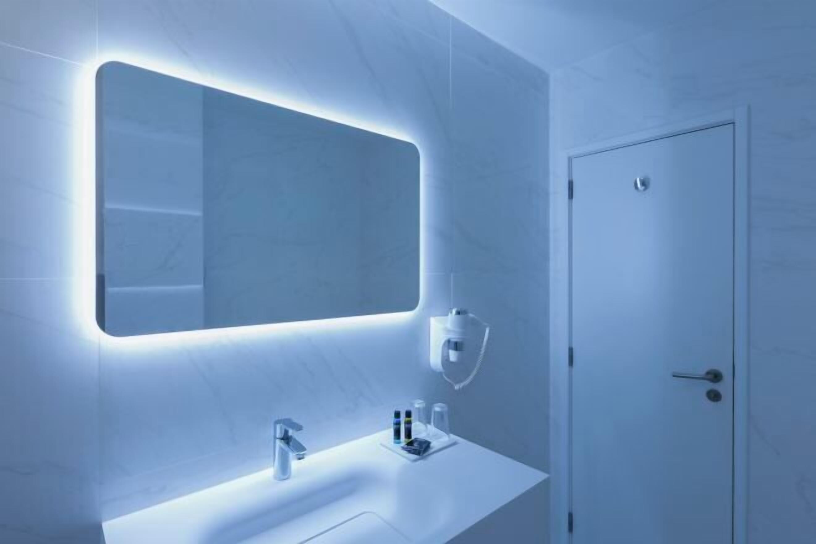 Uma banheira, produtos de higiene exclusivos, um secador de cabelo 